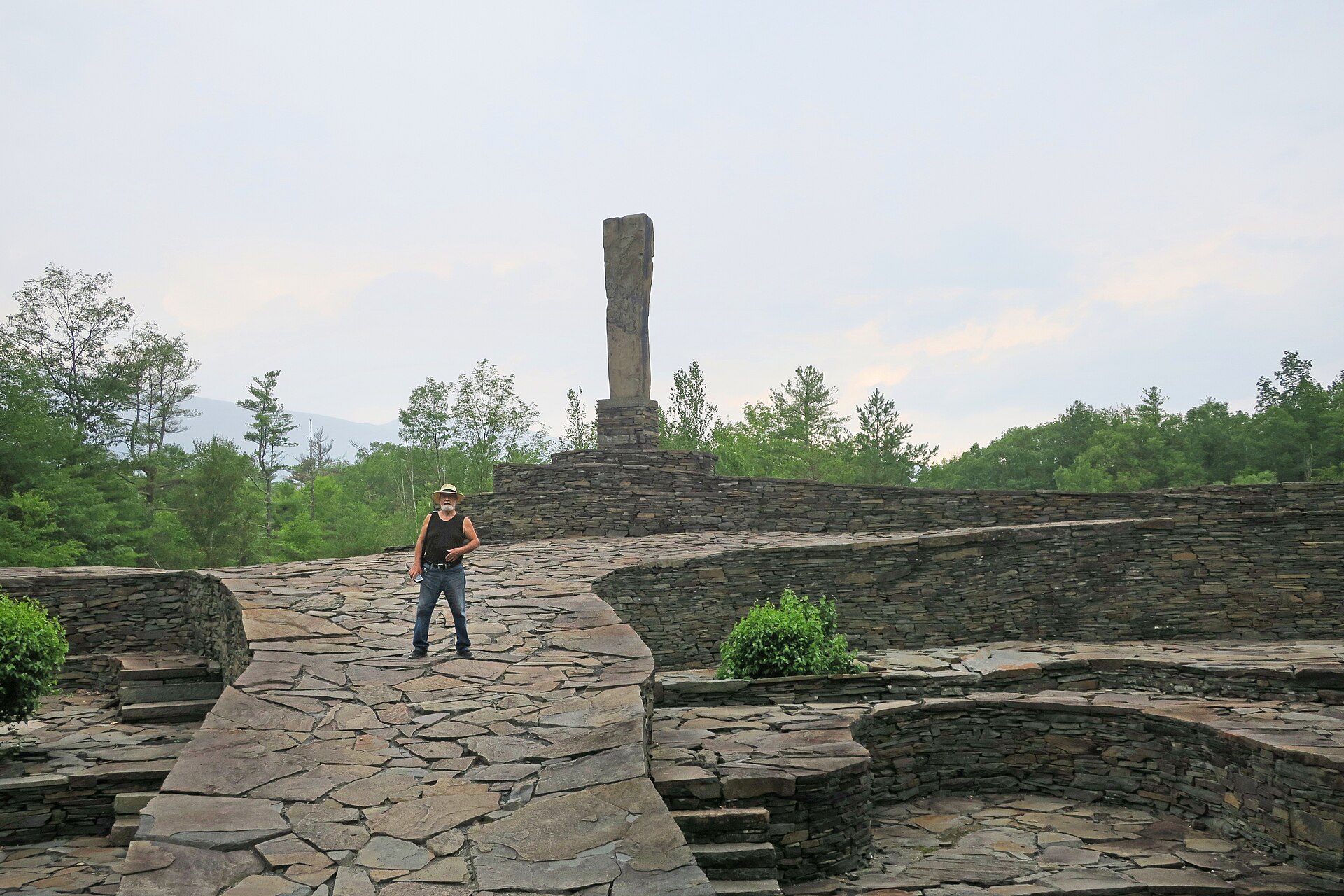 Krvavá tečka za Opus 40: Tvůrce skončí na dně vlastního lomu ...