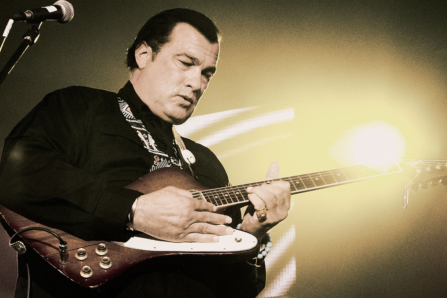 Zpívajícíc herec: Steven Seagal vyměnil kopy za kytaru – Epochaplus.cz